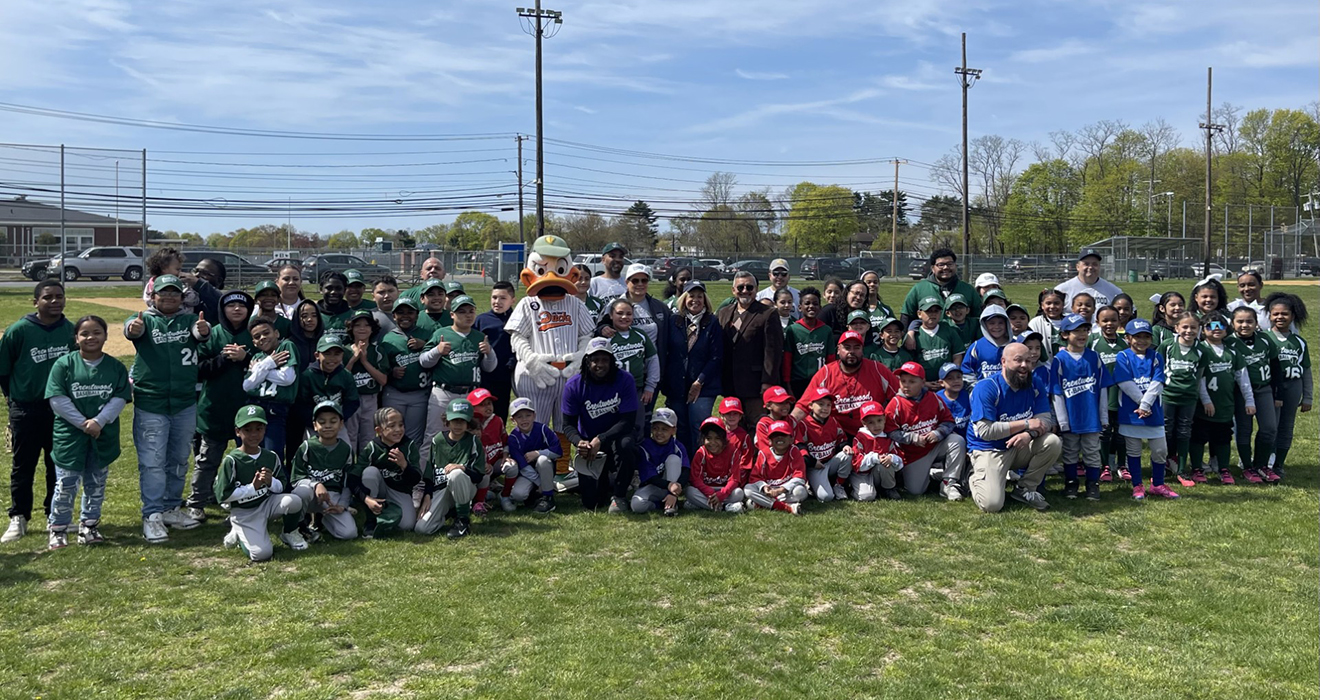 QUACKERJACK VISITS BRENTWOOD LITTLE LEAGUE